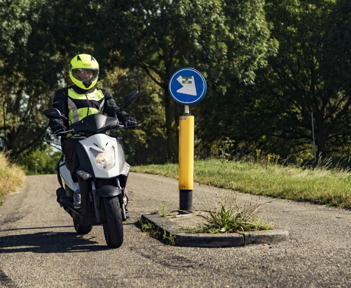Mag je scooter rijden met een autorijbewijs? | Verkeersschool Wierks