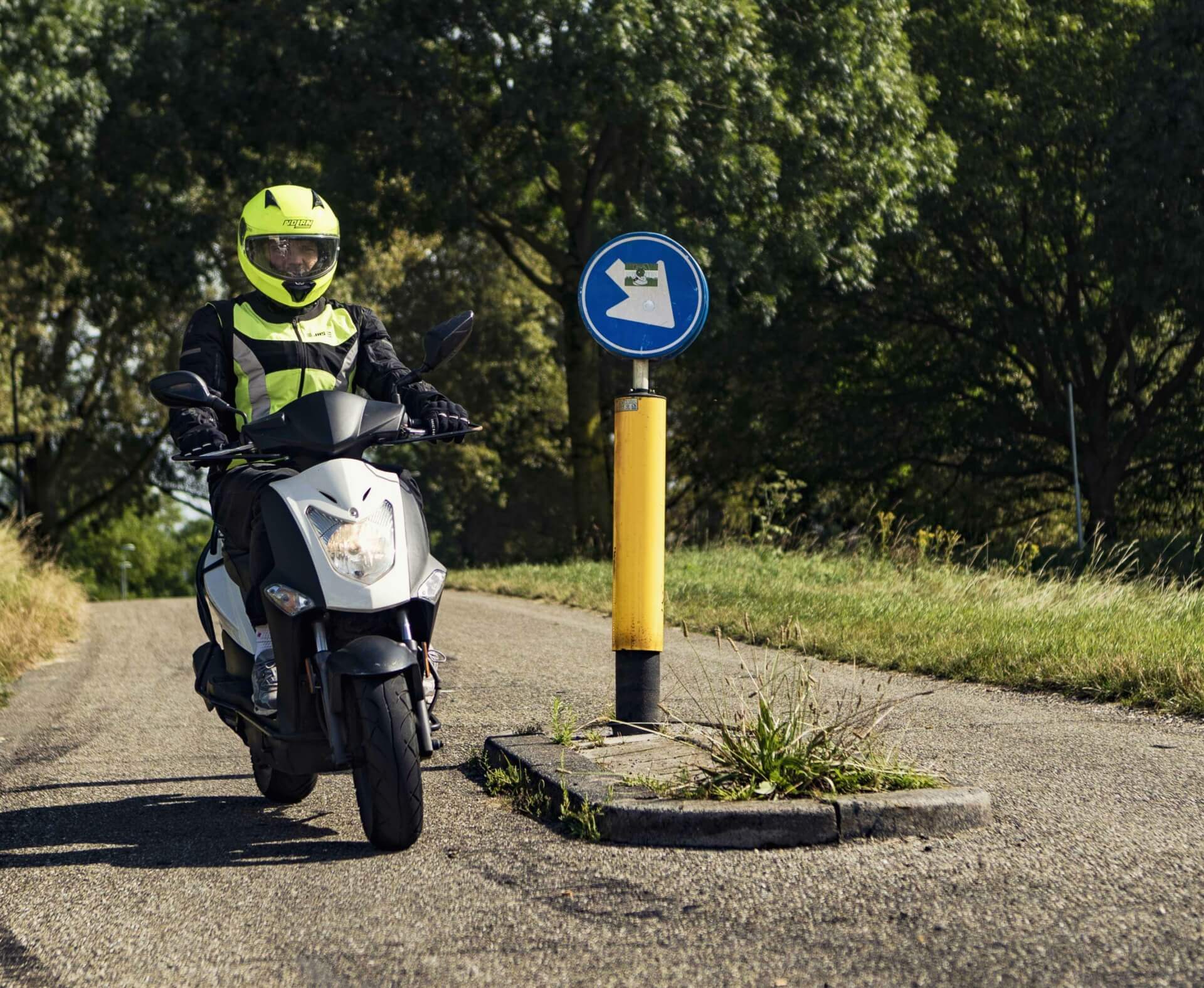 Mag je scooter rijden met een autorijbewijs? | Verkeersschool Wierks